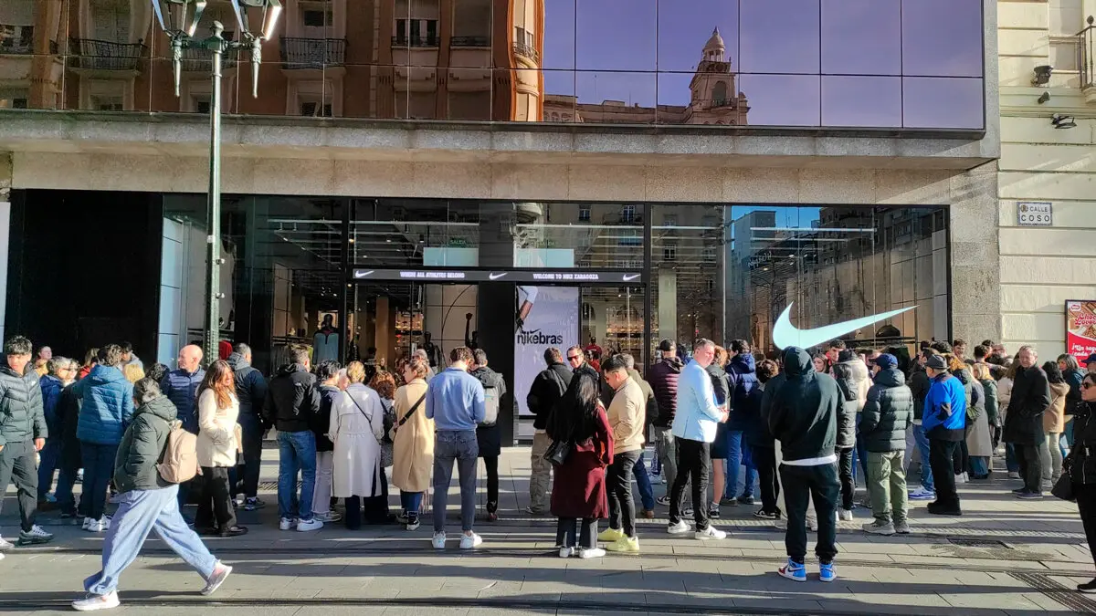 Long queues and anticipation for the opening of the Nike megastore in ...